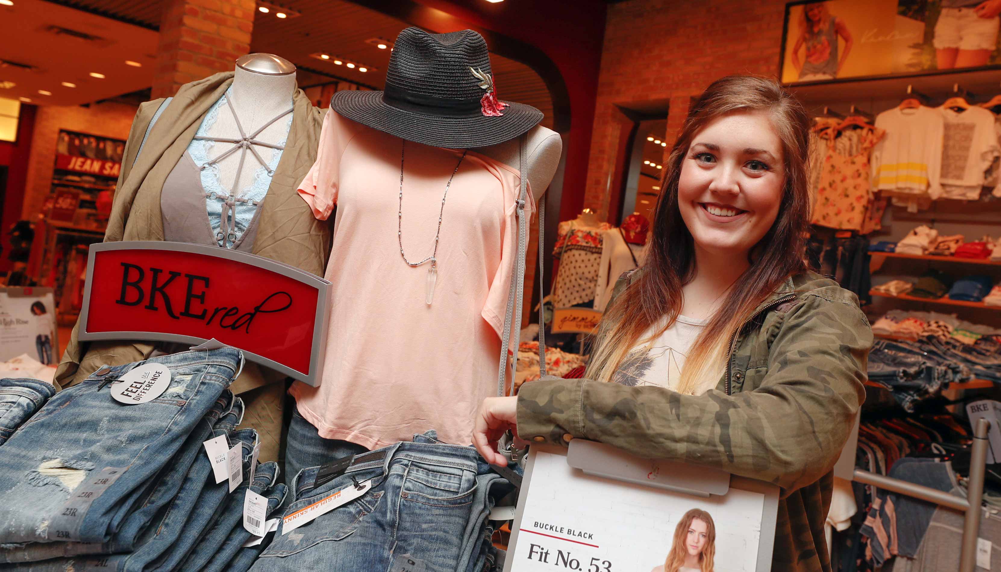 Internships introduce UNK business students to career opportunities ...