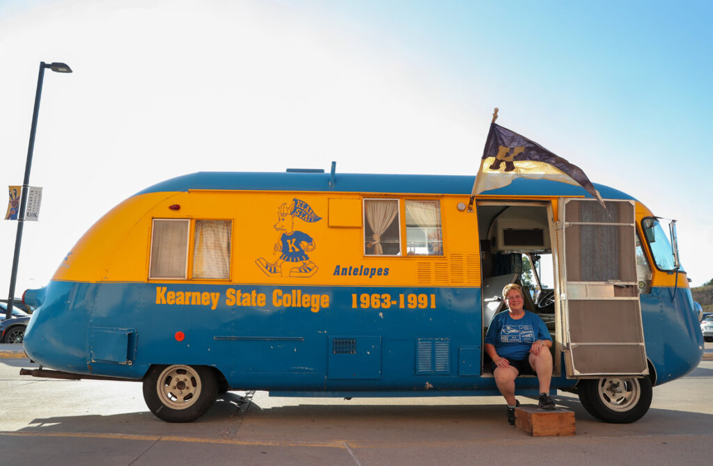 A superfan’s Ultra Van: Sherry Morrow turns rare motorhome into Loper ...